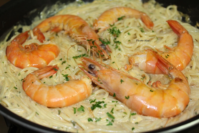 Spaghetti Aux Crevettes Sauce Crémeuse à Lail Paprika Et Citron